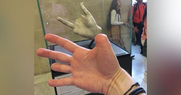 This Guy Went to the Louvre and Found Art that Completes Him – Artofit